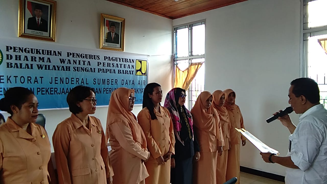Alexander Leda Kukuhkan Pengurus Paguyuban DWP Balai Sungai Papua Barat ...