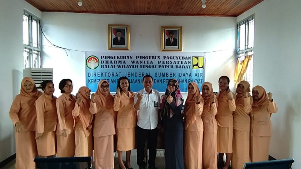 Alexander Leda Kukuhkan Pengurus Paguyuban DWP Balai Sungai Papua Barat ...