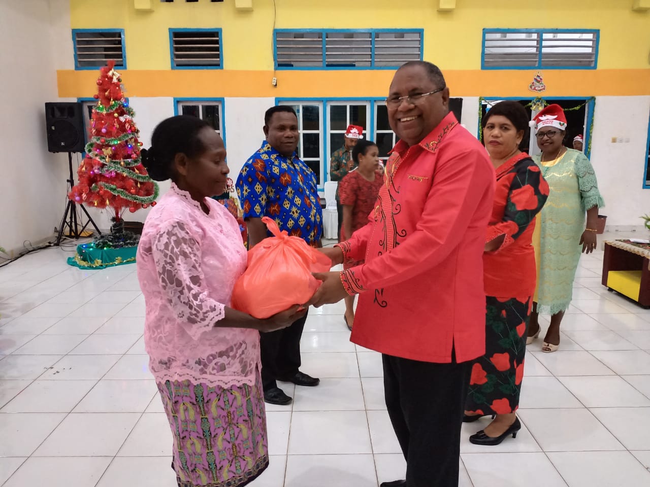 TP PKK Sorsel Bagi Bingkisan Natal Bagi Lansia – Garda Papua