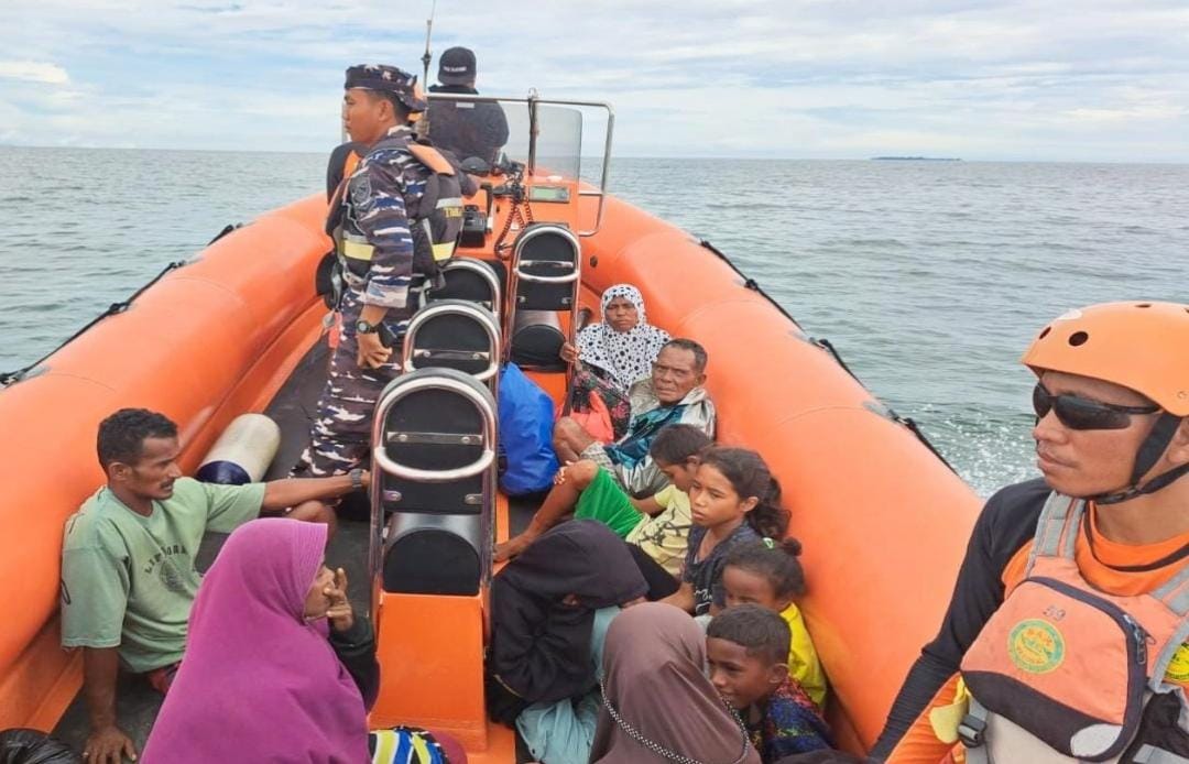 Tim SAR di Kaimana Evakuasi Korban Selamat Kecelakaan Longboat di ...